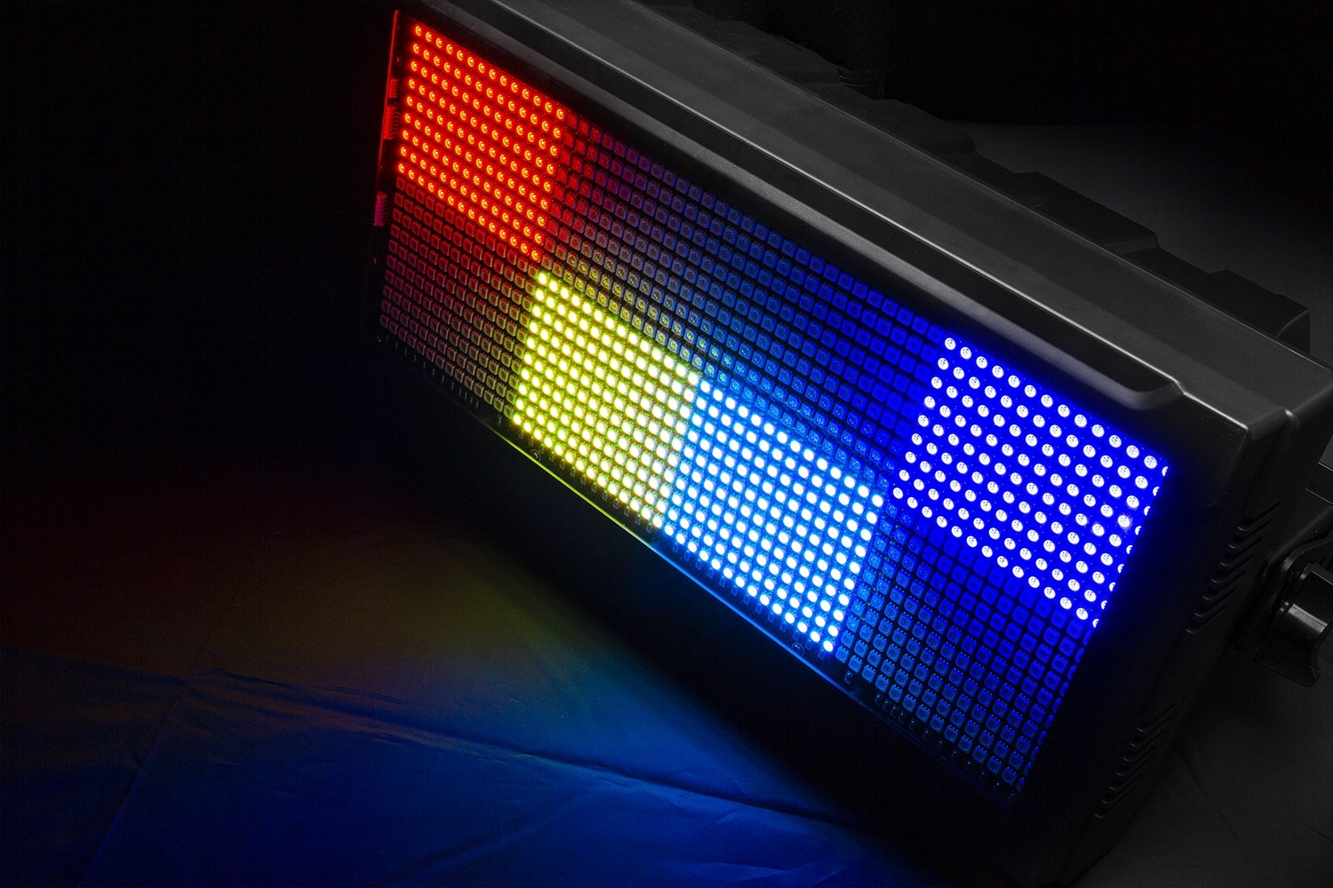 BeamZ Professional BS1200 Stroboskop LED RGB BeamZ Professional BS1200 ...