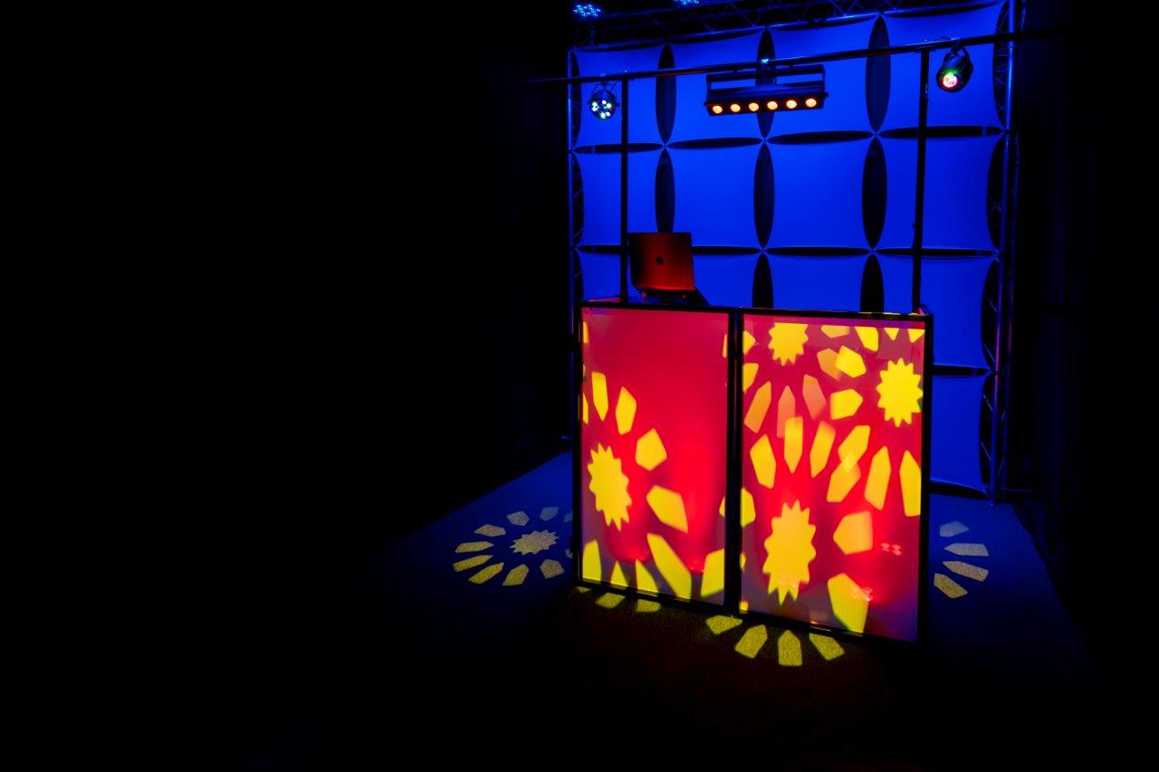 Headliner Ventura DJ Booth - DJ Tisch mit Lichttraverse Headliner ...