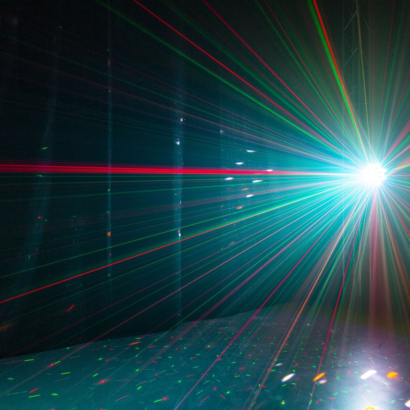 BeamZ MultiBox 4-in-1 LED-Lichteffekt mit Laser, Strobe, PAR und Derby ...
