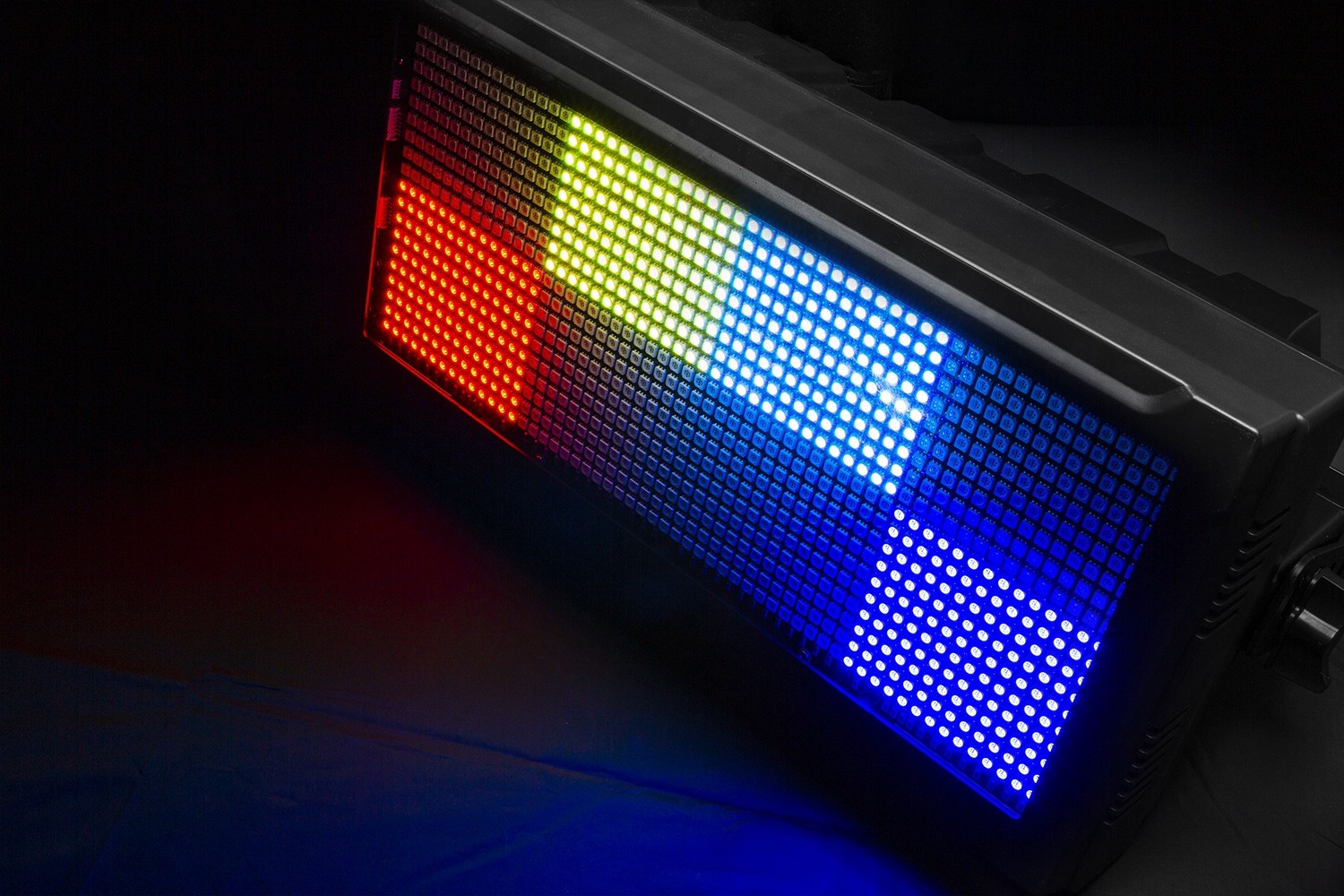 BeamZ Professional BS1200 Stroboskop LED RGB BeamZ Professional BS1200 ...