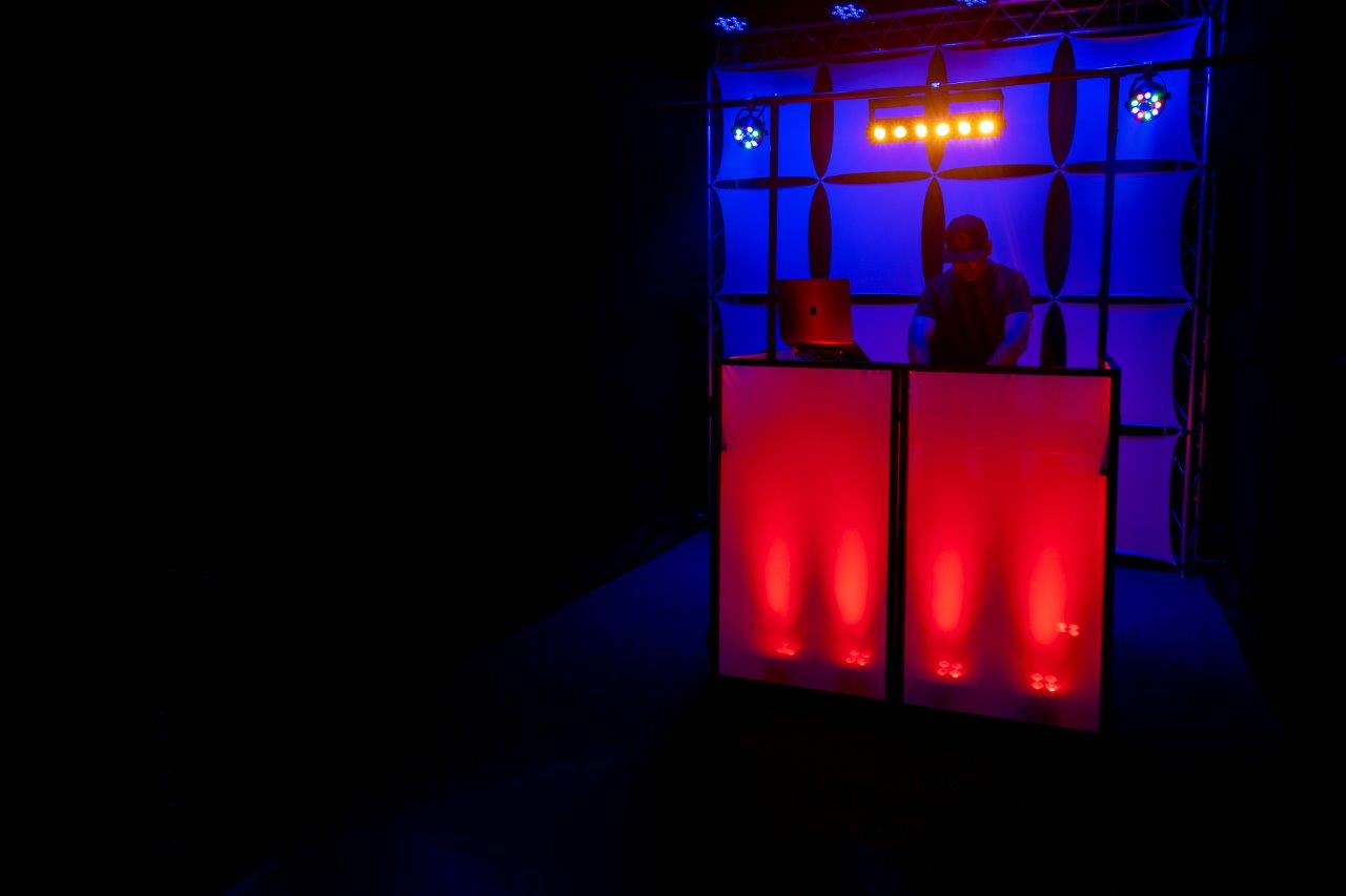 Headliner Ventura DJ Booth - DJ Tisch mit Lichttraverse Headliner ...